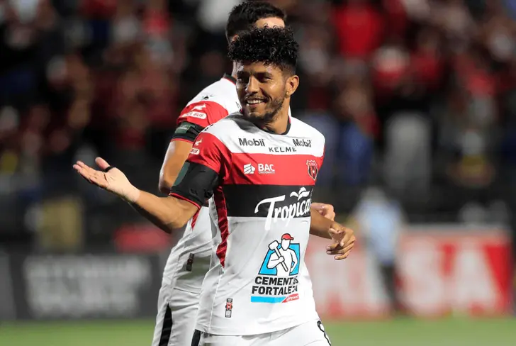 Rolando Fonseca le hubiera dado una trompada a Johan Venegas de ...